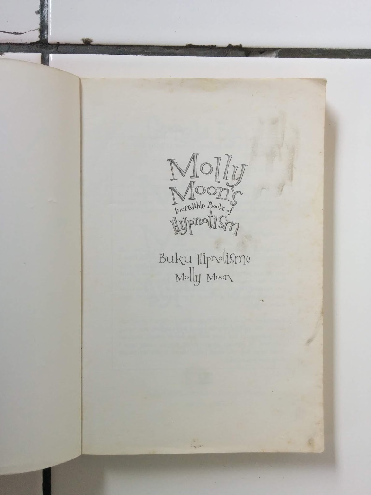 Molly Moon's Incredible Book Of Hypnotism (Buku Hipnotisme Molly Moon ...