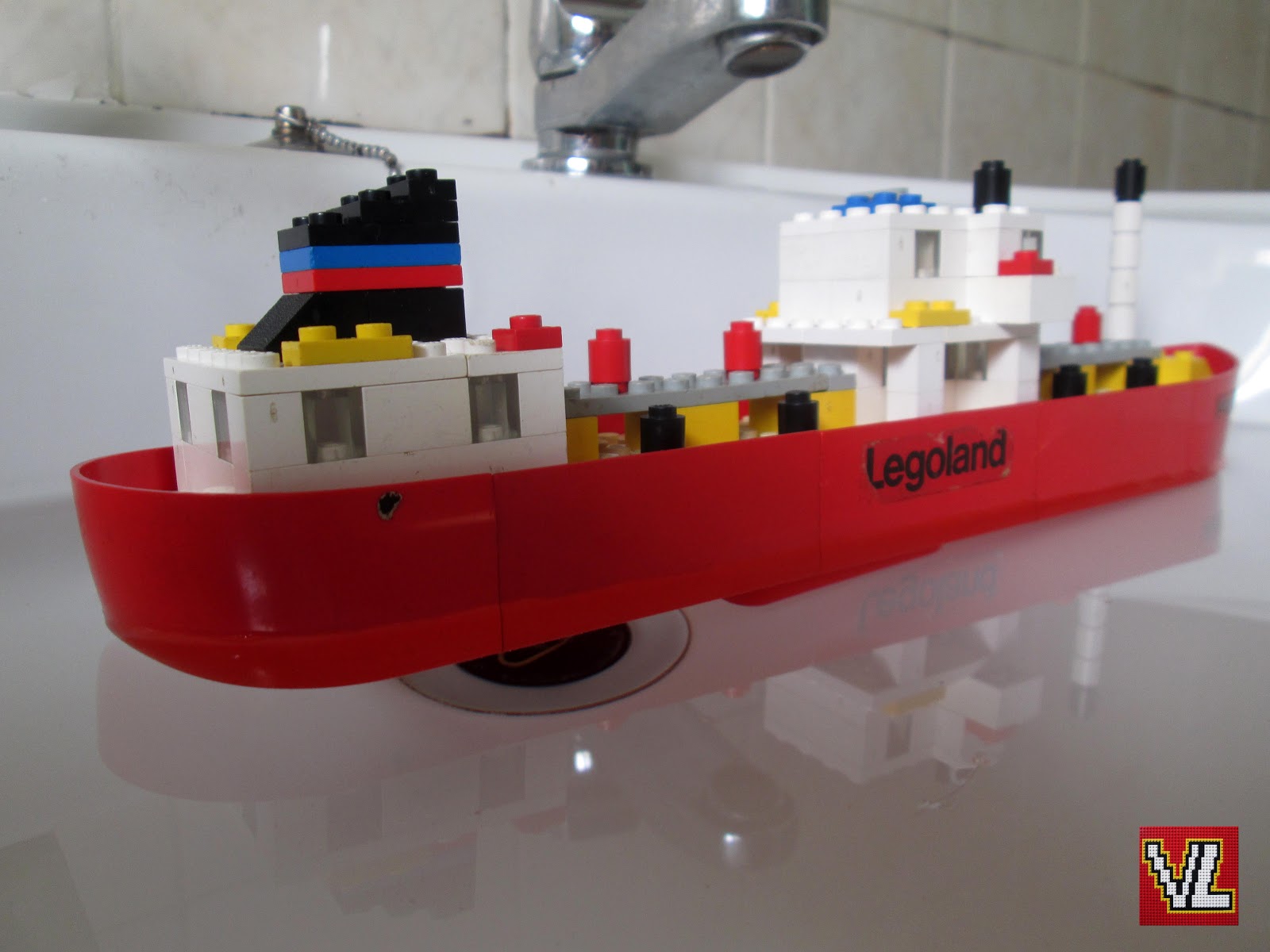VIVOLEGO: Cargo ship