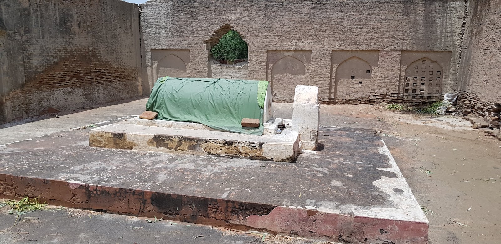 Pakistan Geotagging: 098 - Nawab Sar Buland Khan And His Fort At Mankera