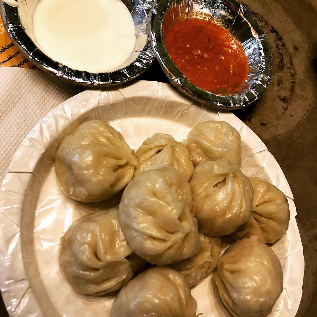 DOLMA AUNTY MOMOS || DELHI KE SABSE FAMOUS MOMOS || DELHI STREET FOOD