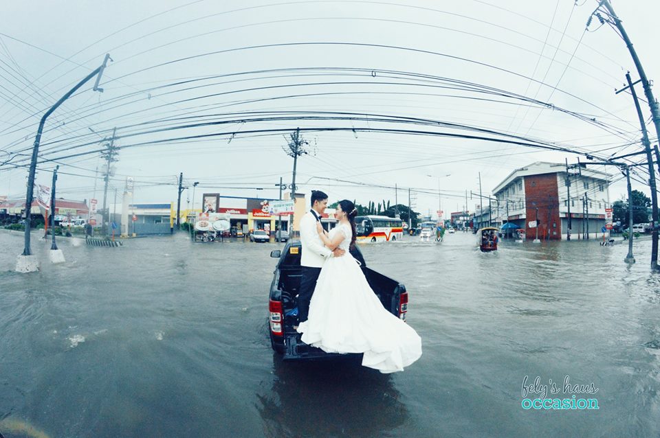 “Nothing can stop us”: Wedding photoshoot continues amidst flood