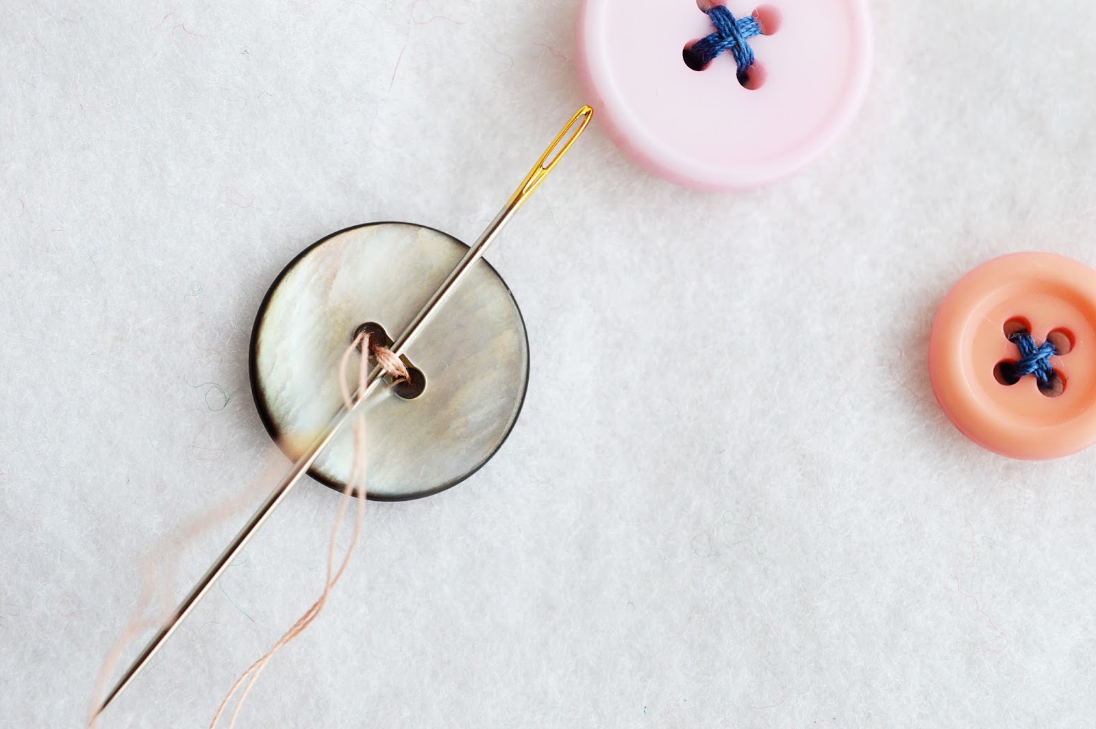 Crafter's Know-How | SEWING ON A BUTTON - Motte