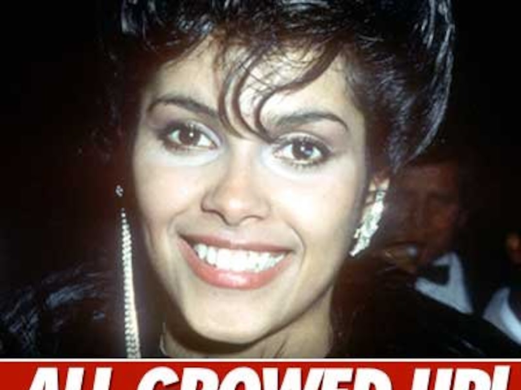 Vanity Singeractress | Dining Room