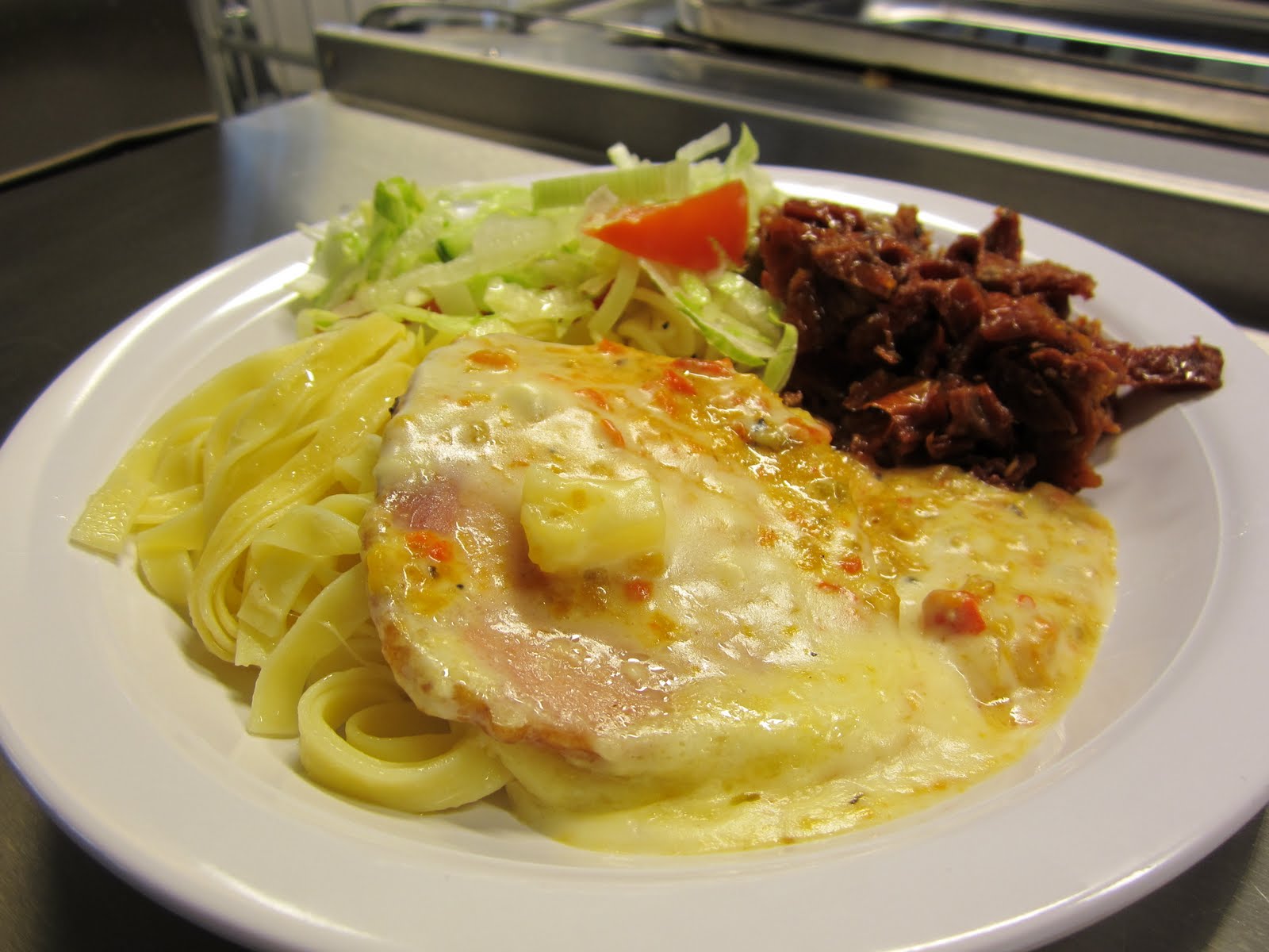 Skövdes skolmatsblogg-Eriksdalskolan: Kassler med ananas serverat med ...