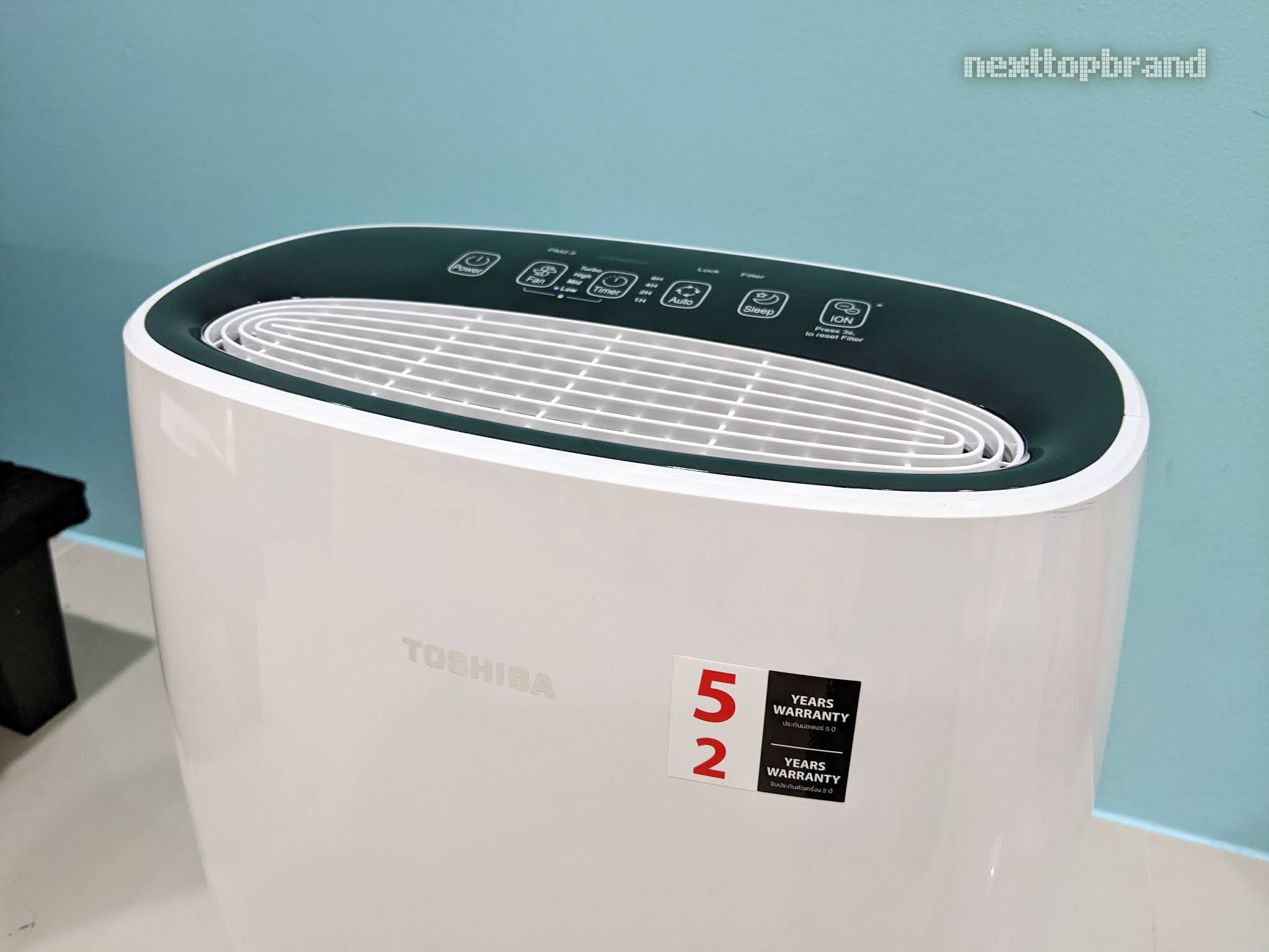 ตัวเครื่องเกือบทั้งหมด เป็นผิวมันเงาแบบ Glossy