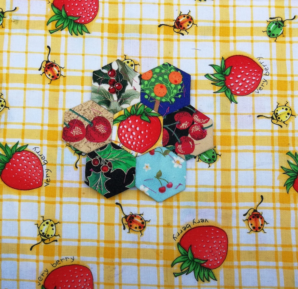 Quilting & Learning - What a Combo!: More hexie play
