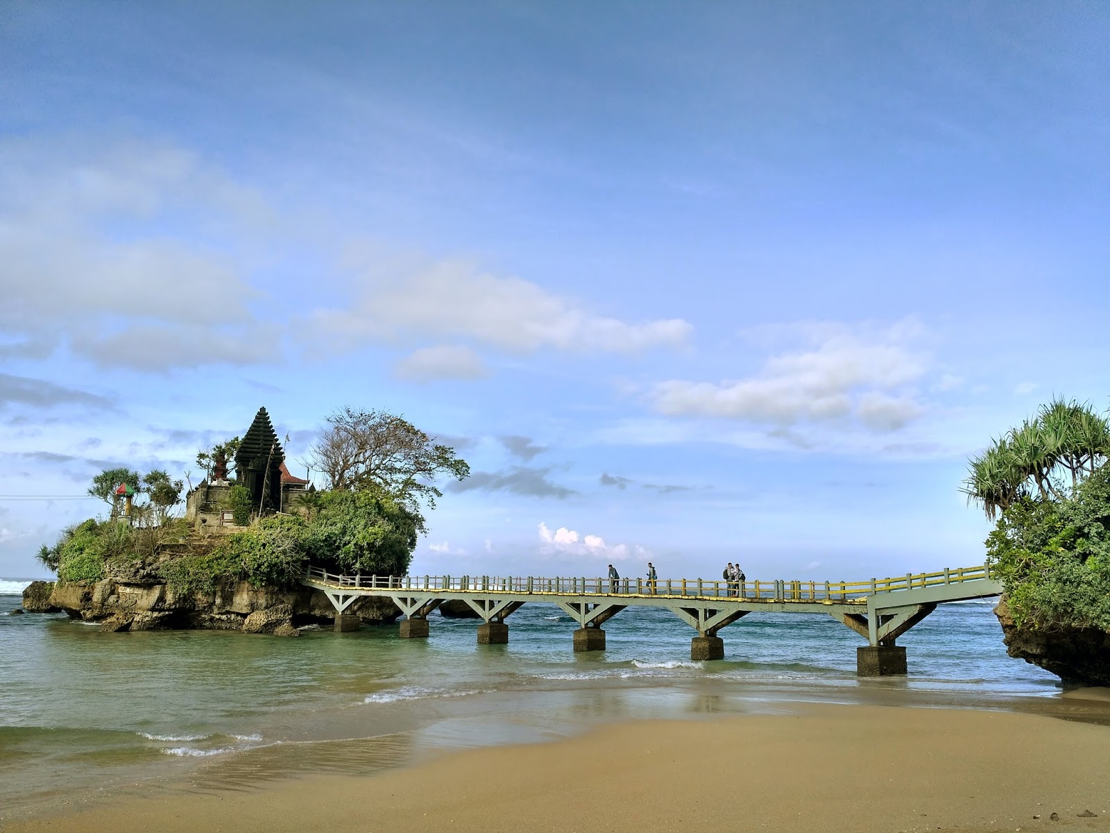 Menikmati Malam dan Suasana Pagi di Pantai Balekambang - OMBONEJAGAD