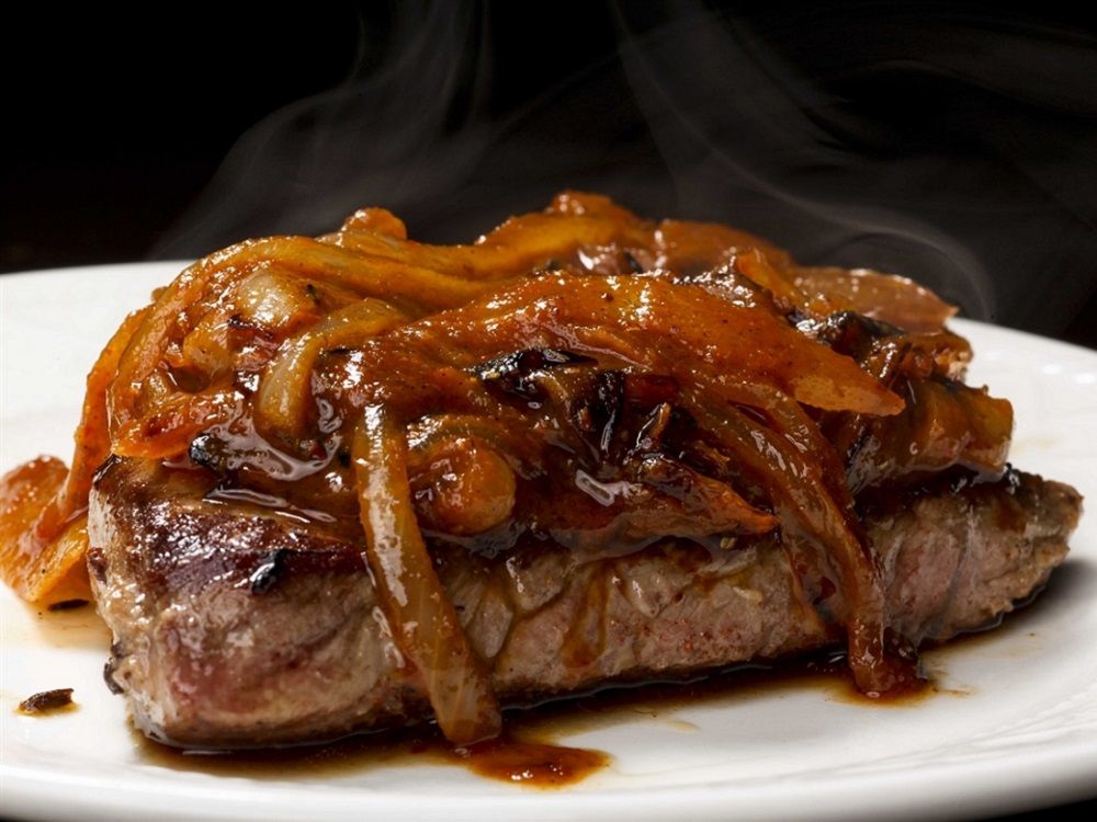 Contra-filé acebolado com laranja