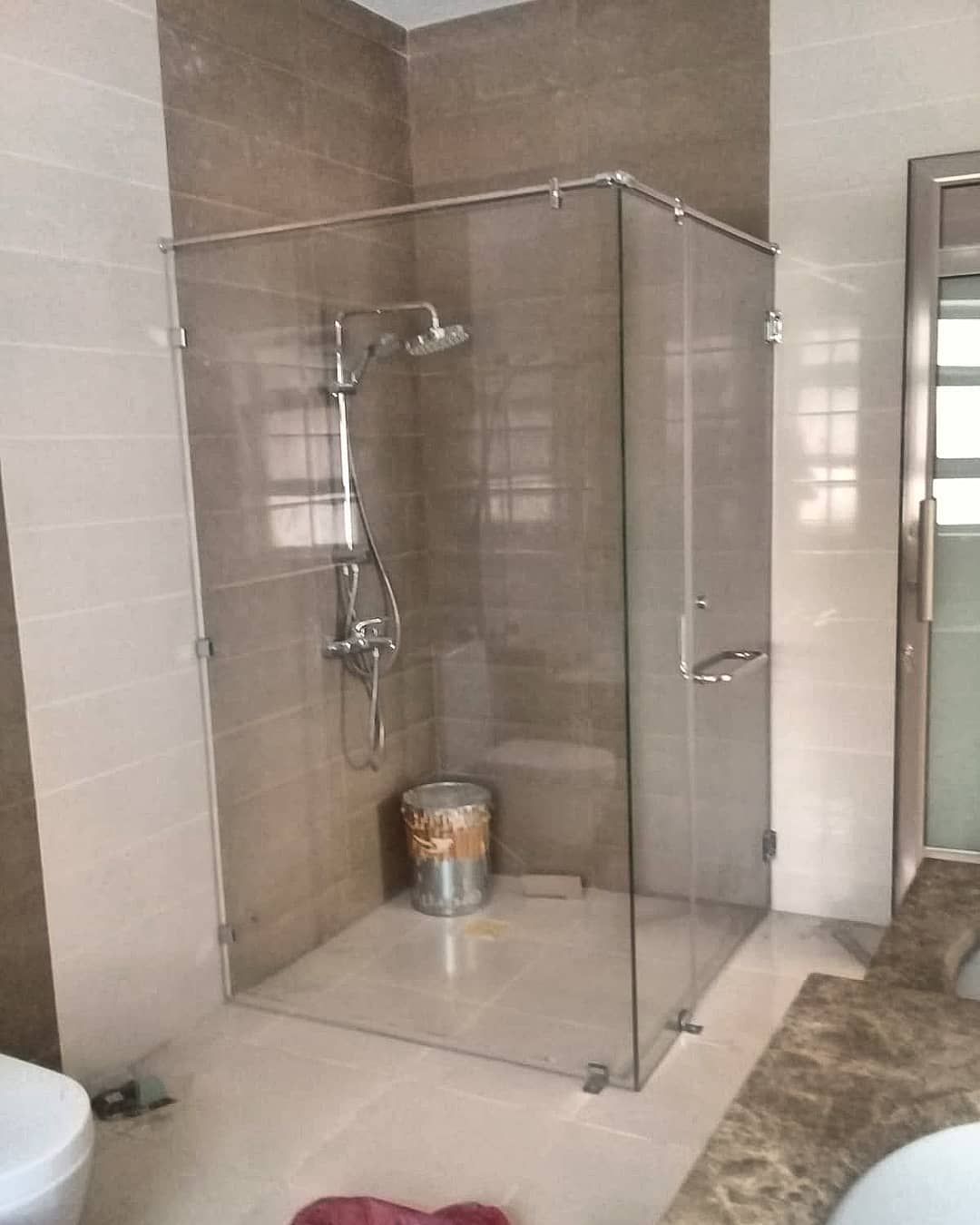 L Shape Hotel Interior - Wall Decoration