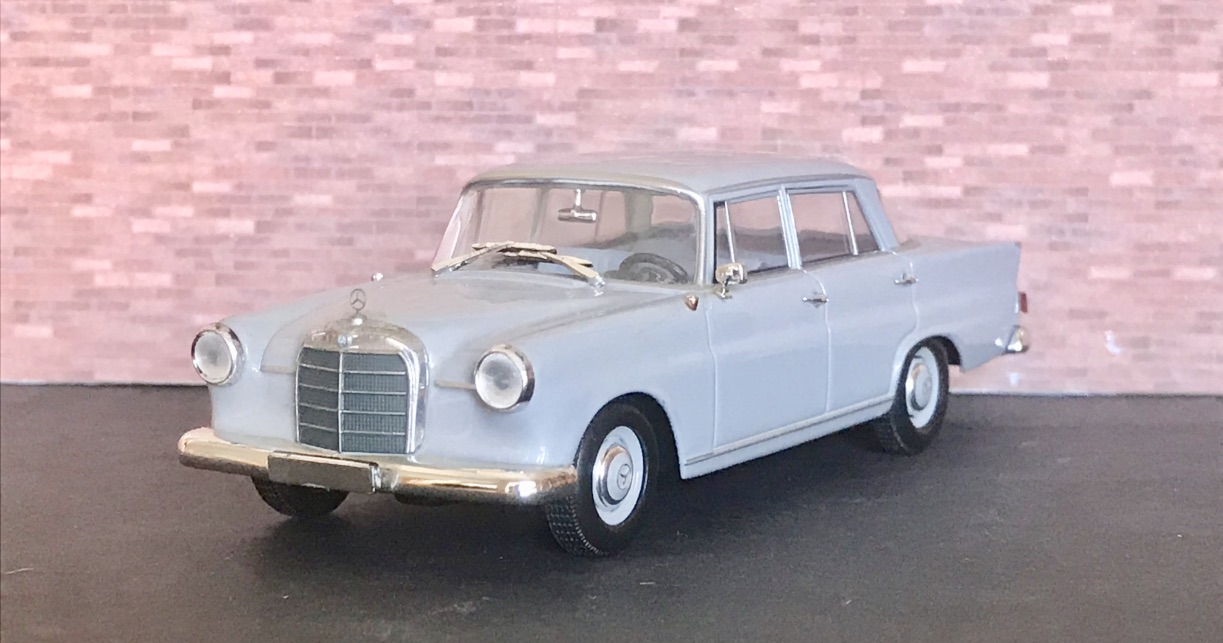 El Kekomóvil: Mercedes 190 'Heckflosse' W110 de Minichamps