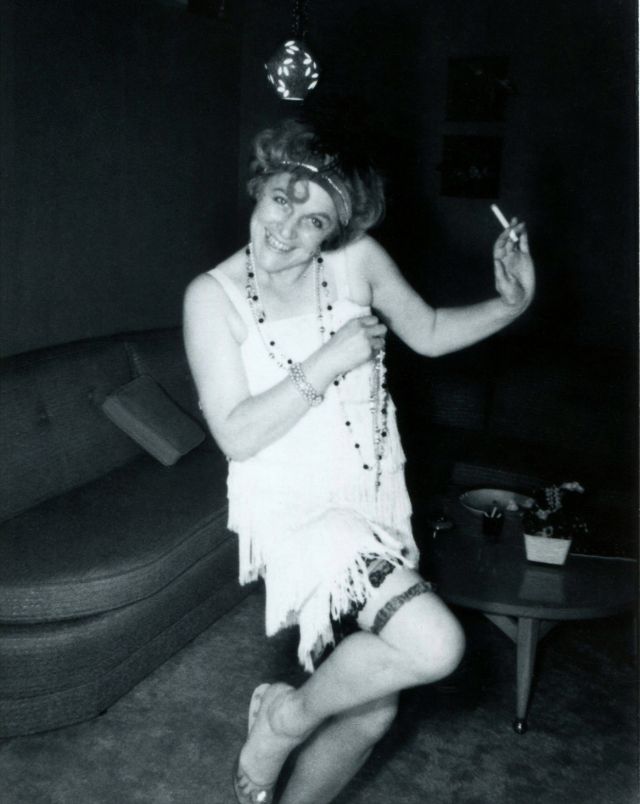 40 Vintage Cool Snaps of Ladies Smoking Cigarettes in the Past ...