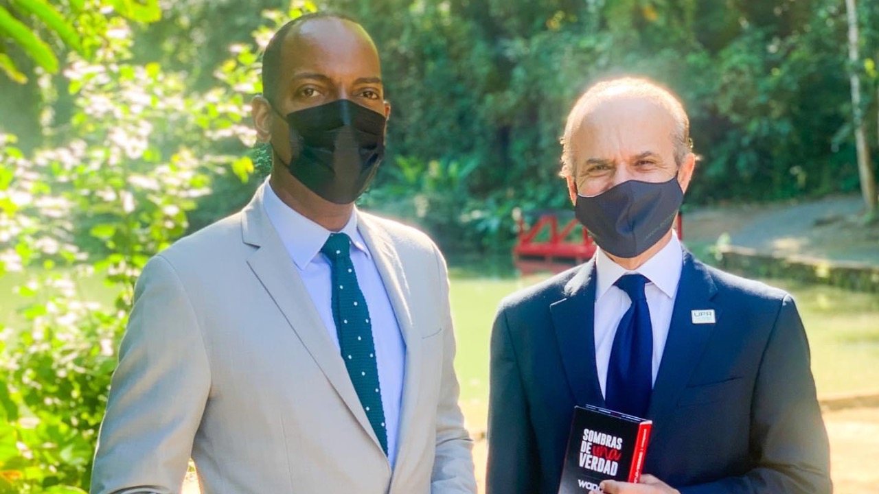 Julio Rivera Saniel entrega copias del documental “Sombras de una verdad”