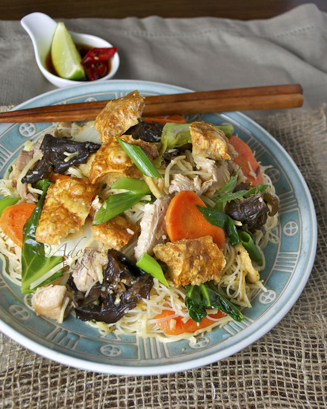 Adora's Box: MIXED NOODLE STIR FRY WITH CRISPY PORK (MIKI BIHON CON LECHON)