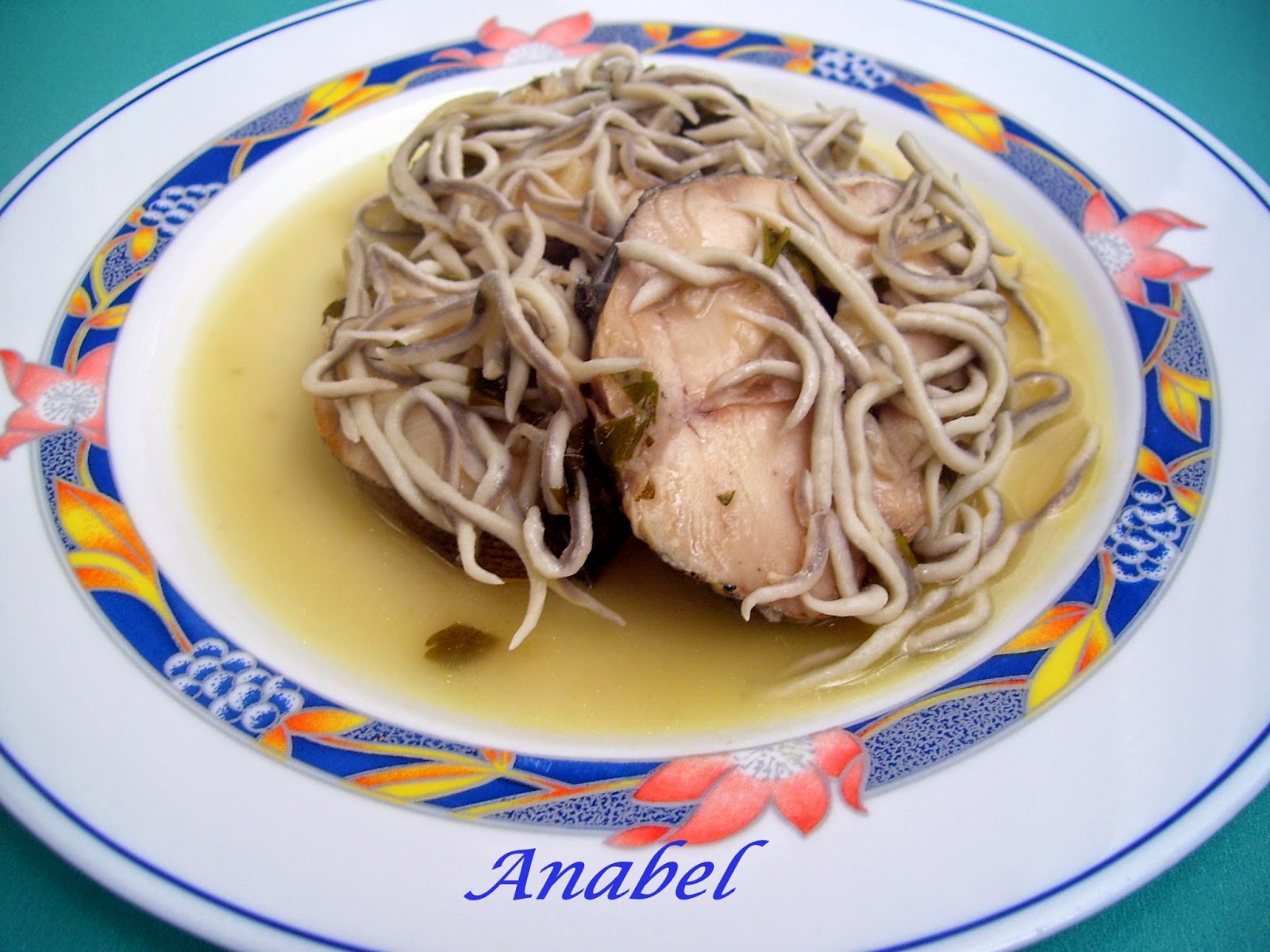 UN POCO DE TODO: MERLUZA CON GULAS