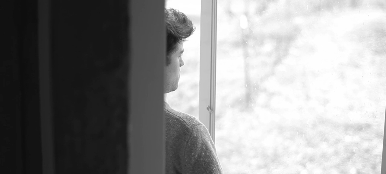 ausCAPS: Joseph Huffman shirtless in MOM