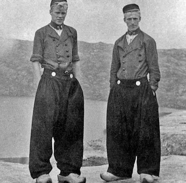 daily timewaster: Dutch men in traditional trousers, 1900