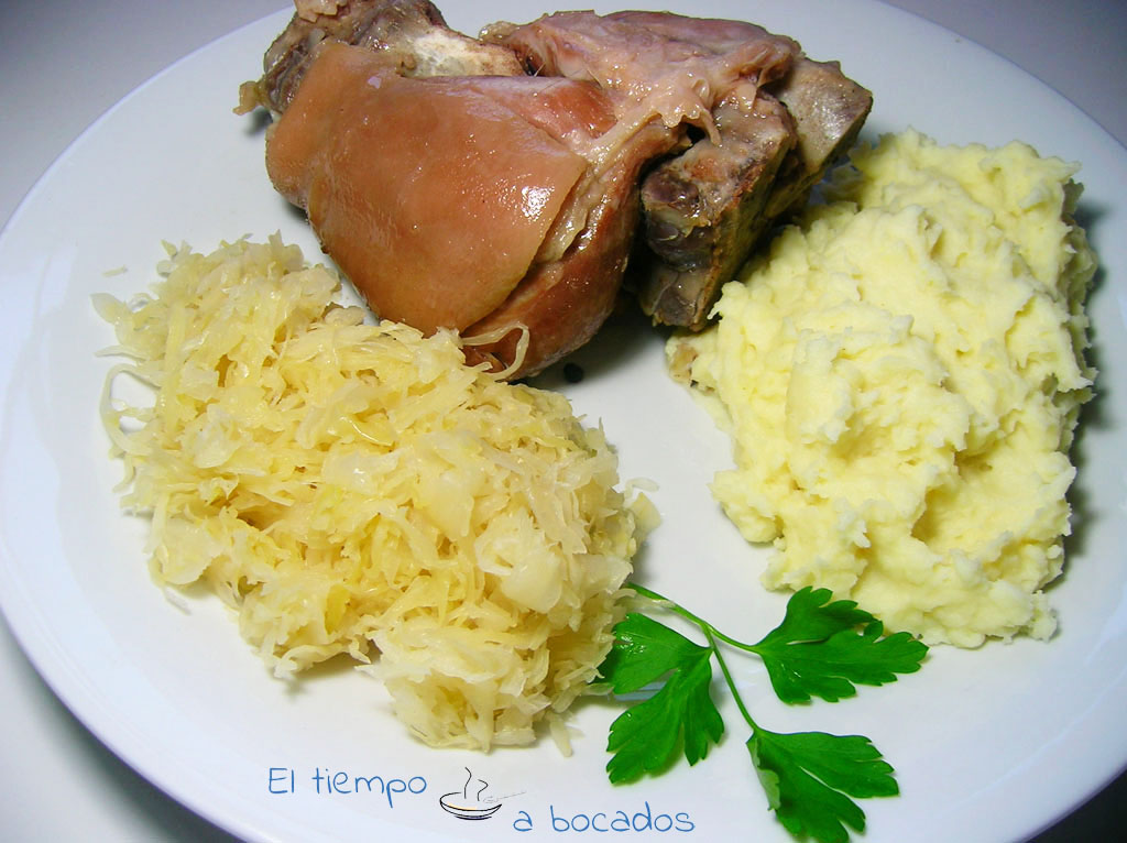 El tiempo a bocados: Codillo estilo alemán con chucrut