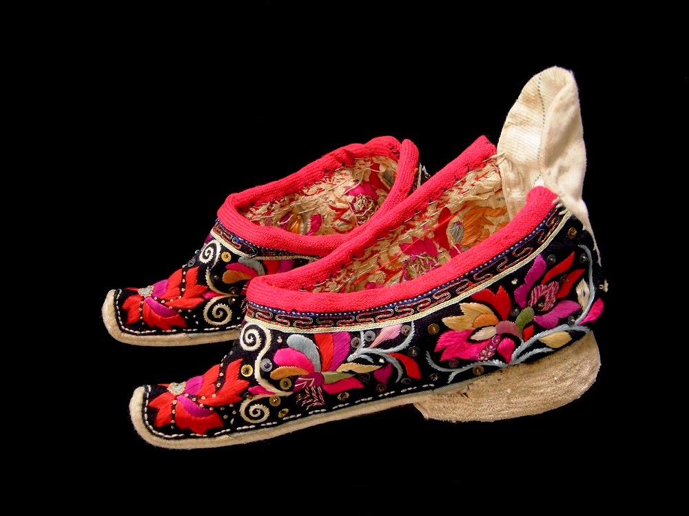 PATINA CINA PERANAKAN: EMBROIDERED LOTUS SHOES # 2