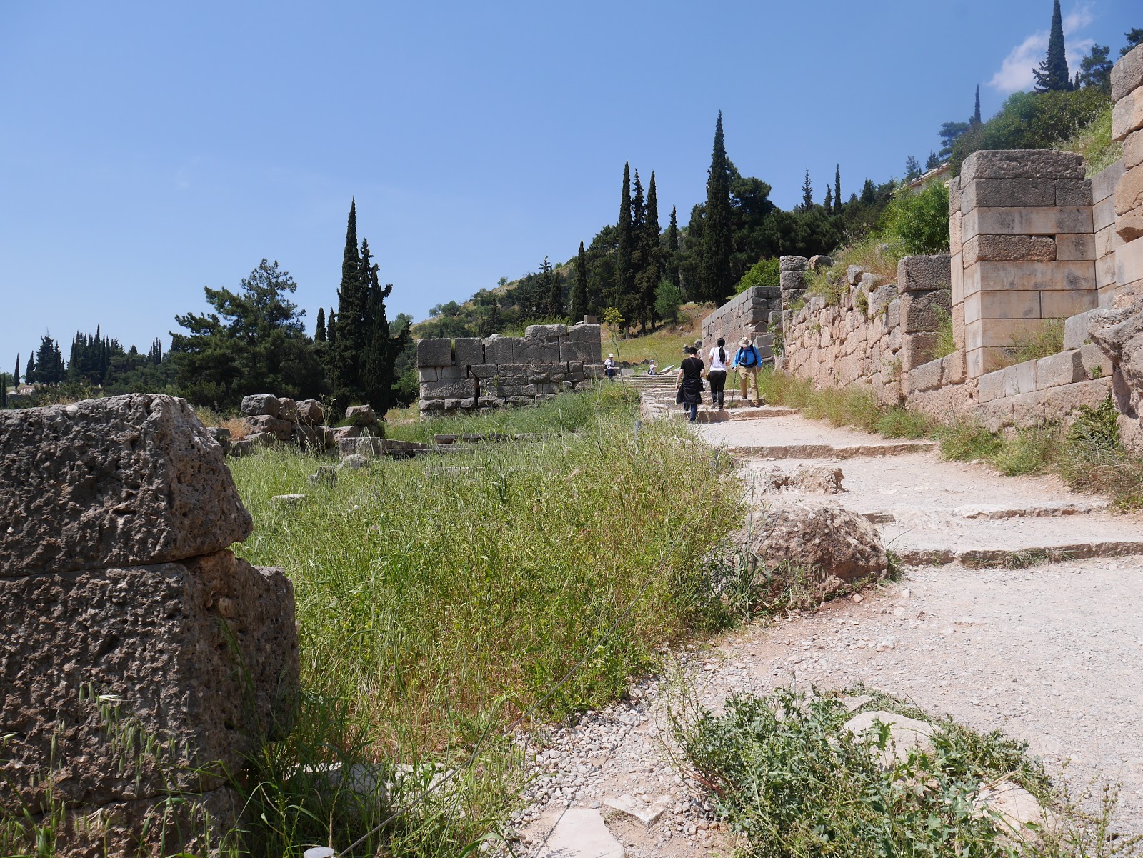 Jubileta en Grecia: Delfos, santuario de Apolo en el monte Parnaso.