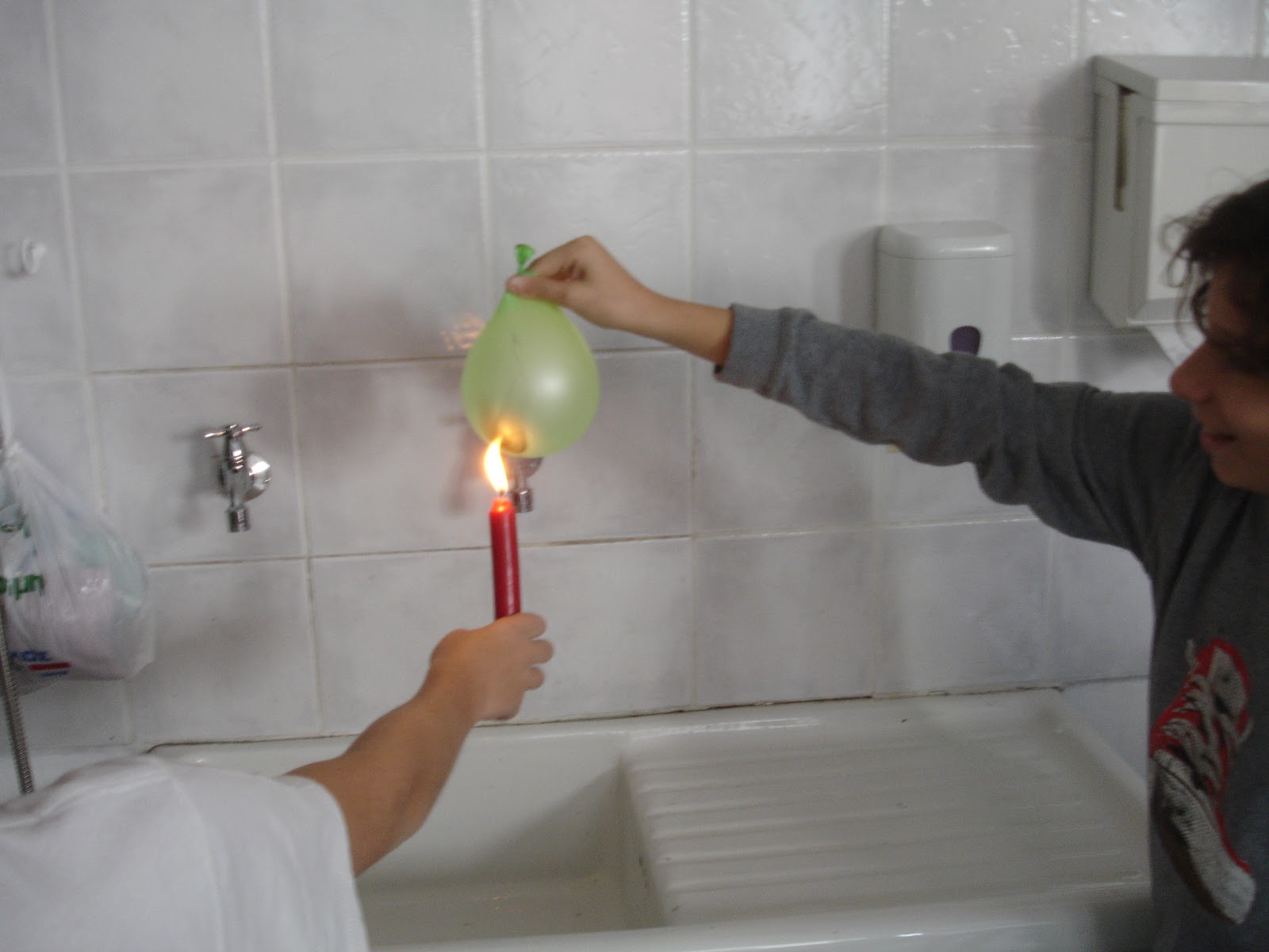 Πειράματα Φυσικής με Απλά Υλικά Science Experiments for Kids: Θα σκάσει ...