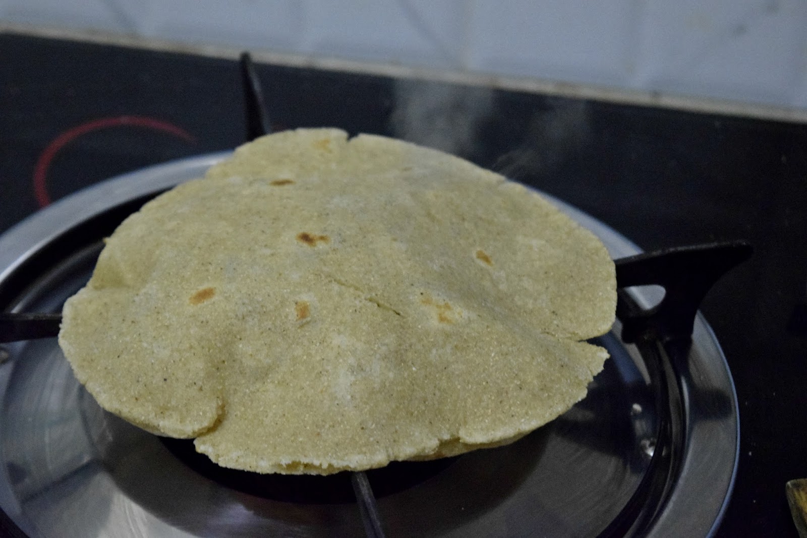 Poorni's Cookbook: Jwarichi Bhakri/ Jolada rotti/ Jowar ki roti ...