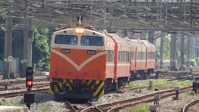 Blair's 鐵道攝影: E225電力機車 / TRA E225 Electric locomotive
