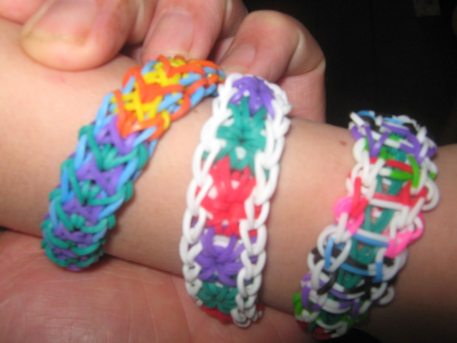 BEIJUMNIEUWS: DE NIEUWSTE KINDERRAGE: LOOMEN (Collorfull loom)