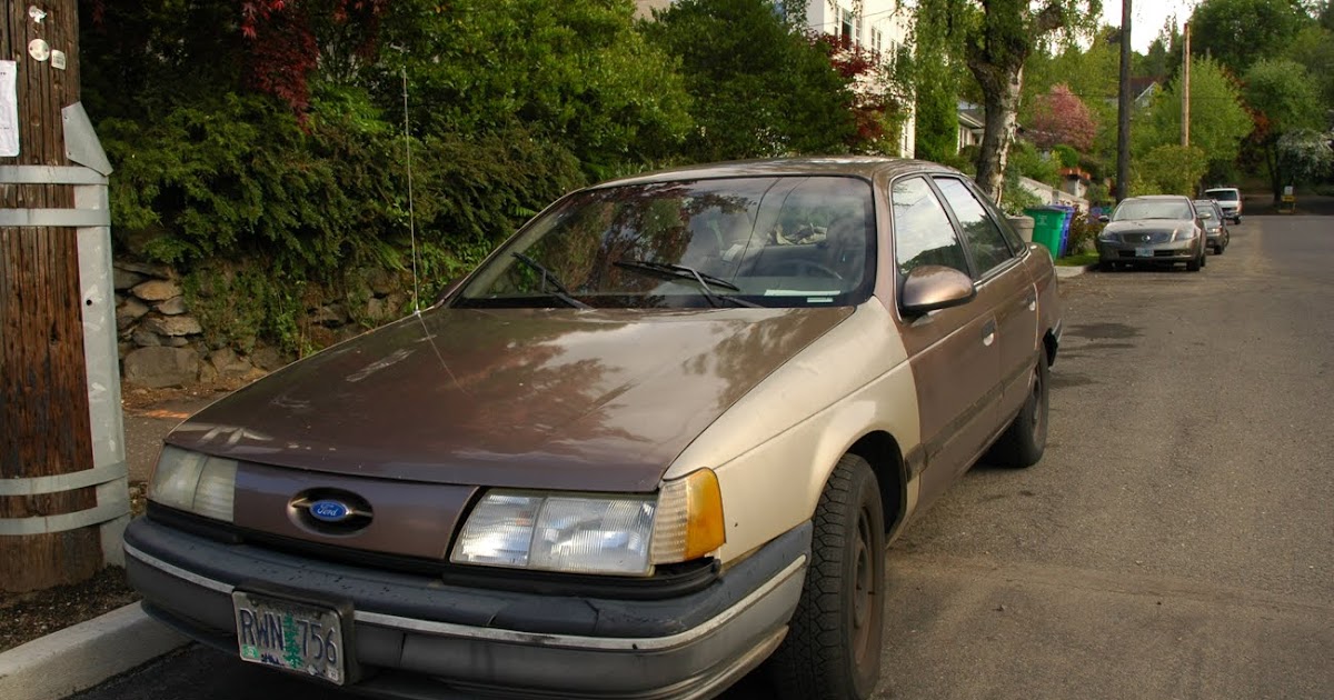OLD PARKED CARS.: 1991 Ford Taurus L and Jamalieh.