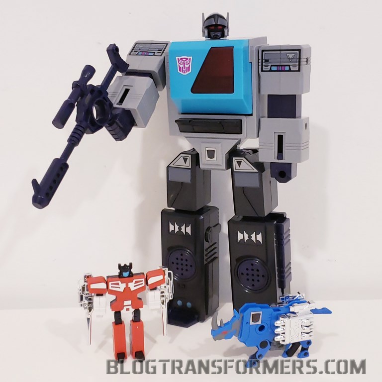 Blog Transformers.com: e-hobby SG Soundwave vs SG Blaster