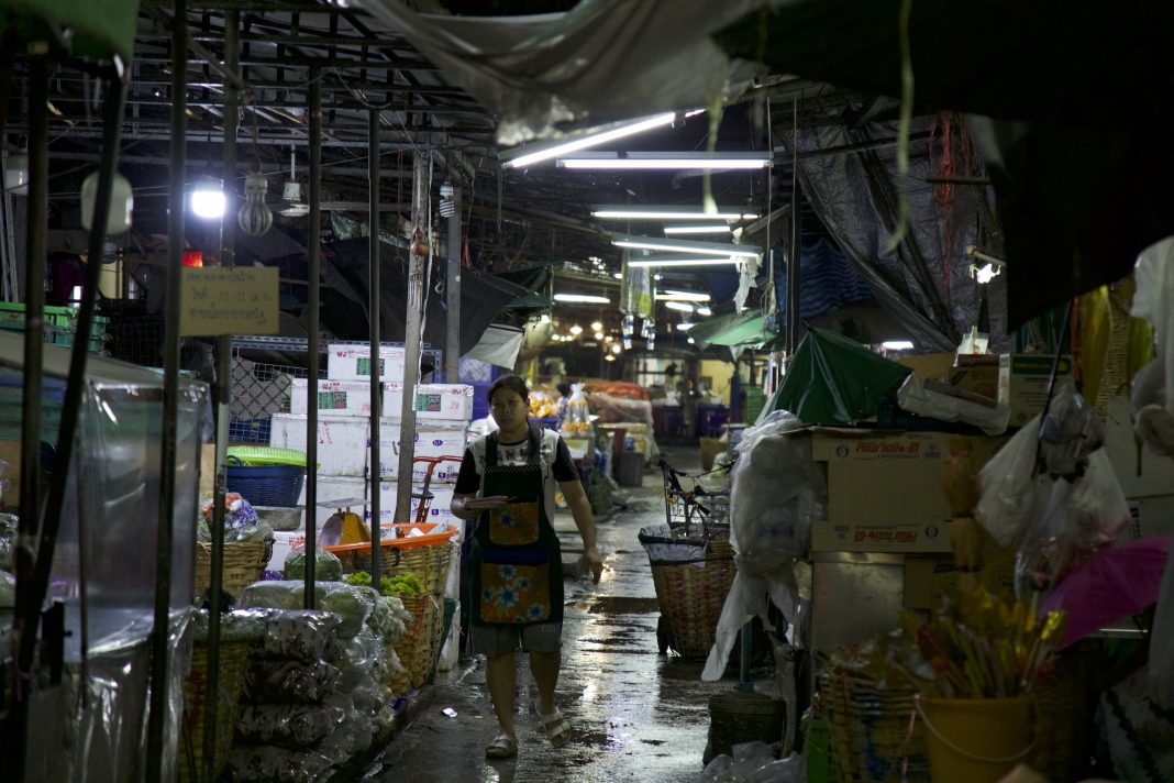 Thai E-News : เรื่องเล่าจากภาพ #โควิค19 #รัฐบาลส้นตีน #เราไม่ทิ้งกัน A ...