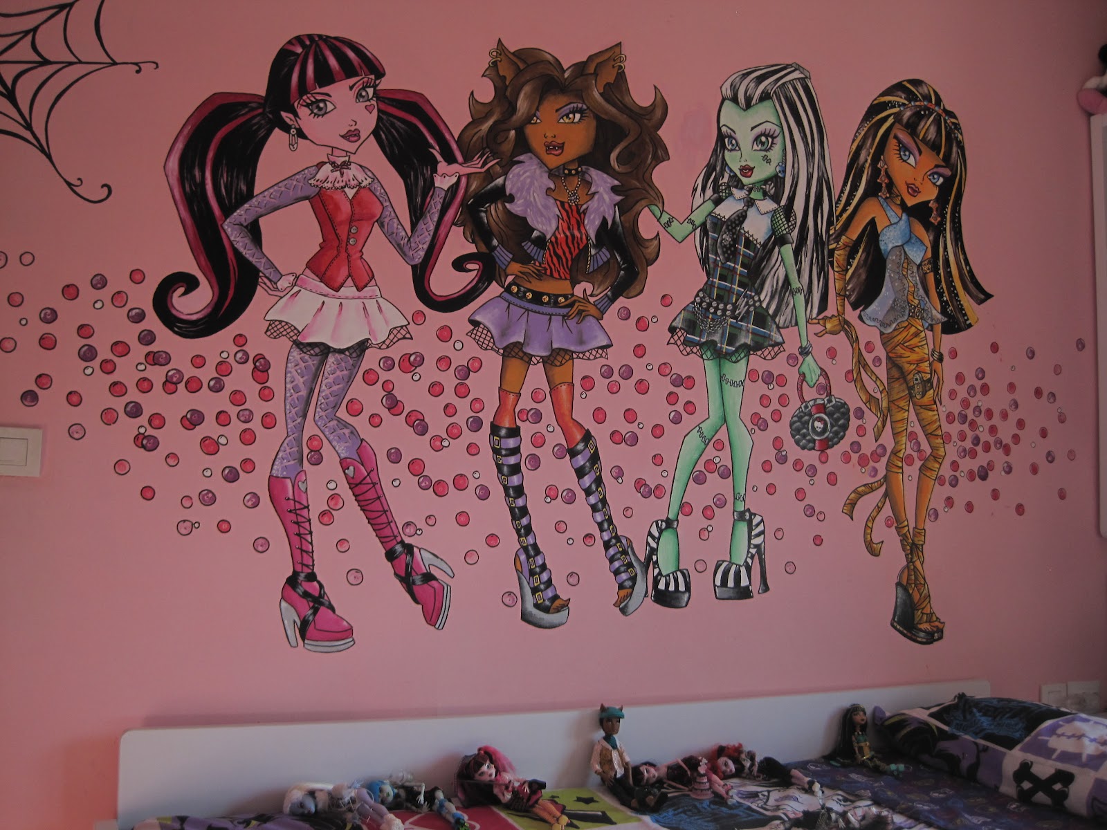 monster high: Mural a mano en pared de Monster High por Isaac
