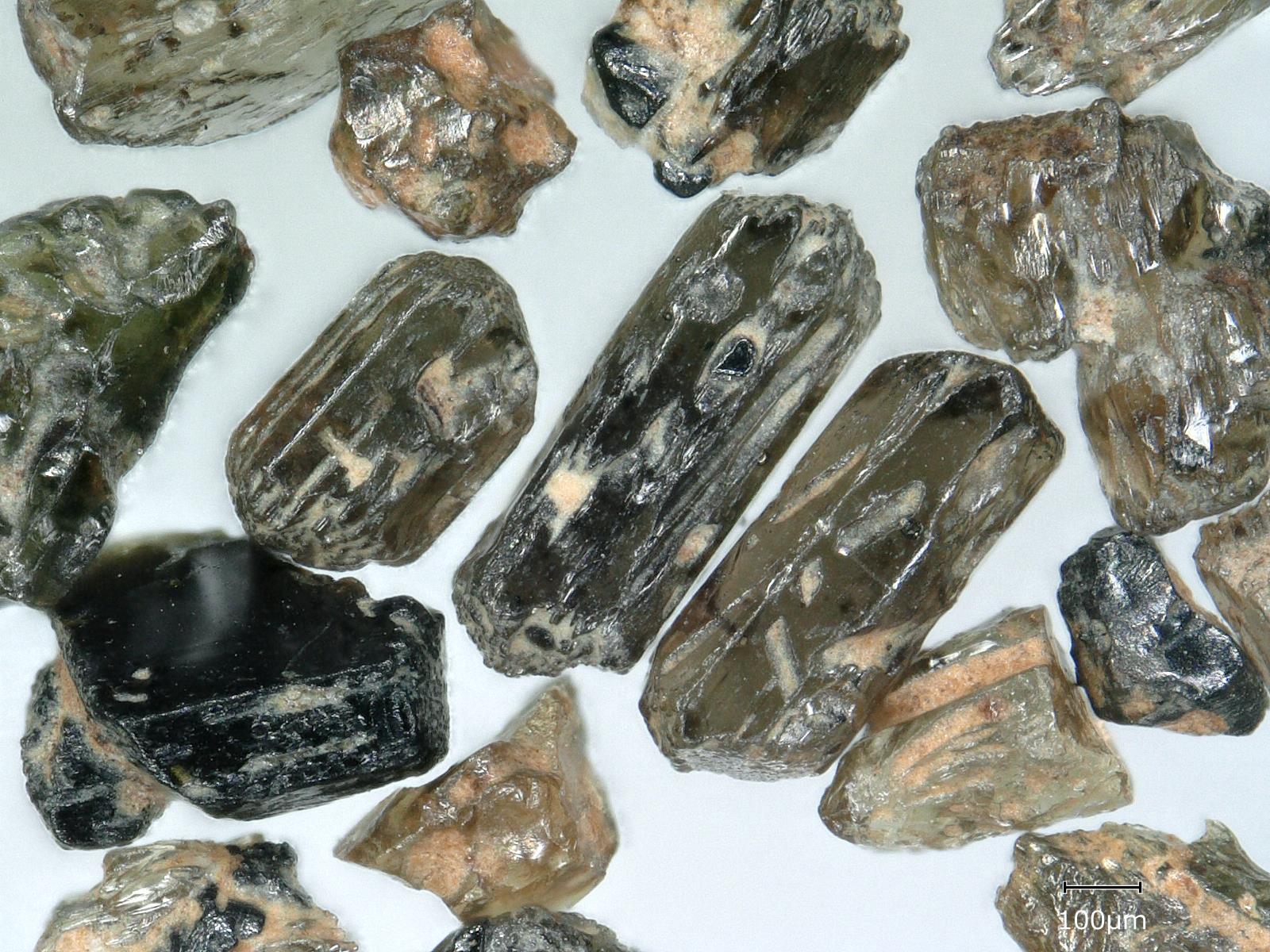 【mineral photo】brown hypersthene crystals from Fukushima, Japan
