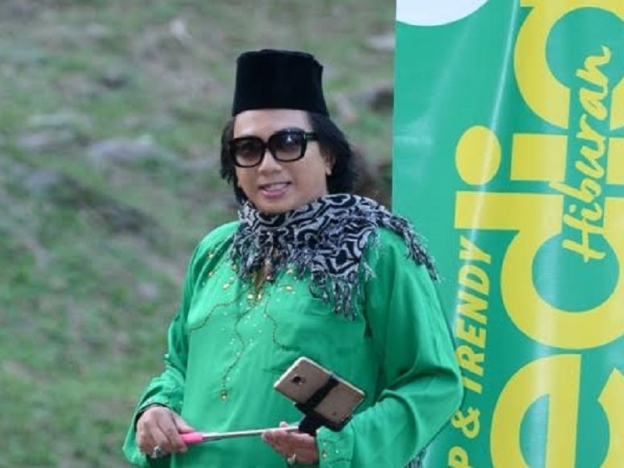 Azwan Ali Penentang Najib di bawah tapak kaki saya