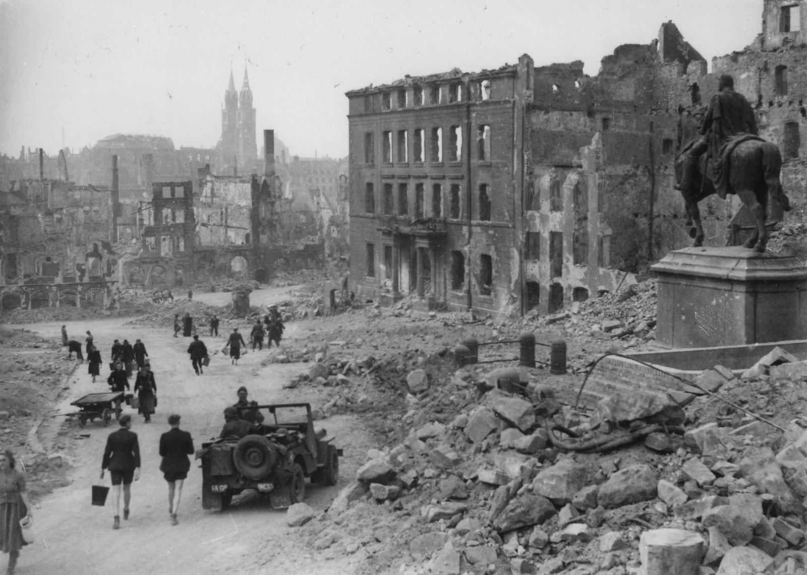 A Walk Through Historic Cologne // Germany | Caravan Sonnet