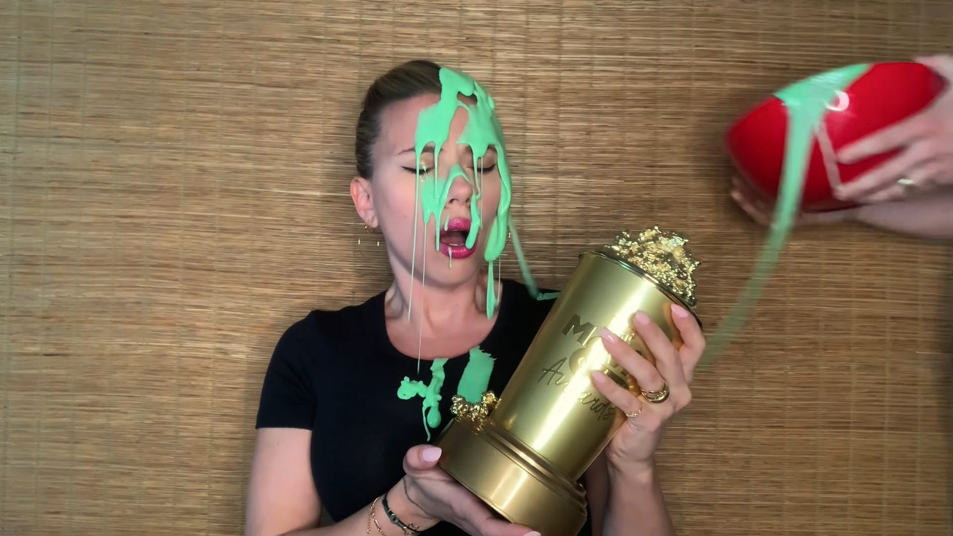 NickALive!: Scarlett Johansson Receives Sliming During 2021 MTV Movie ...
