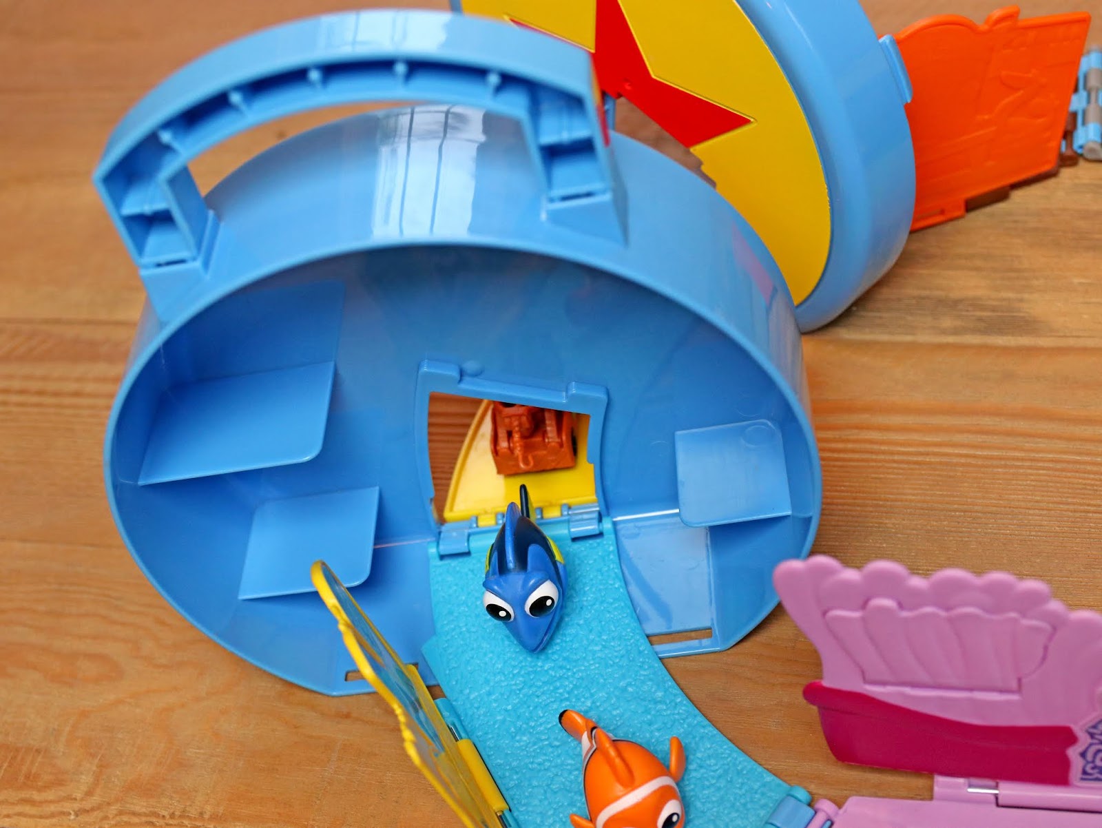 Dan the Pixar Fan: Mattel Pixar Minis "World of Pixar Playset" Review