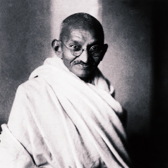 mahatma gandhi in hindi biography,age family and more