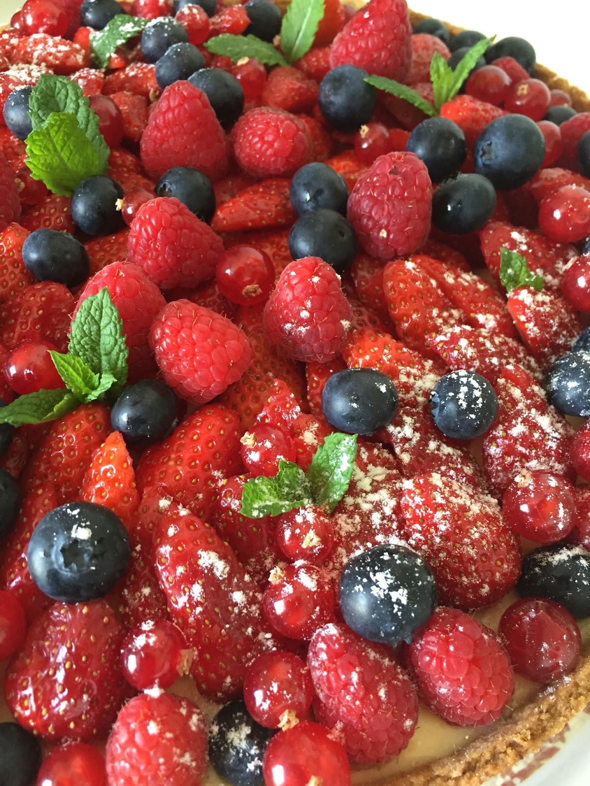 Tarte au citron et aux fruits rouges.