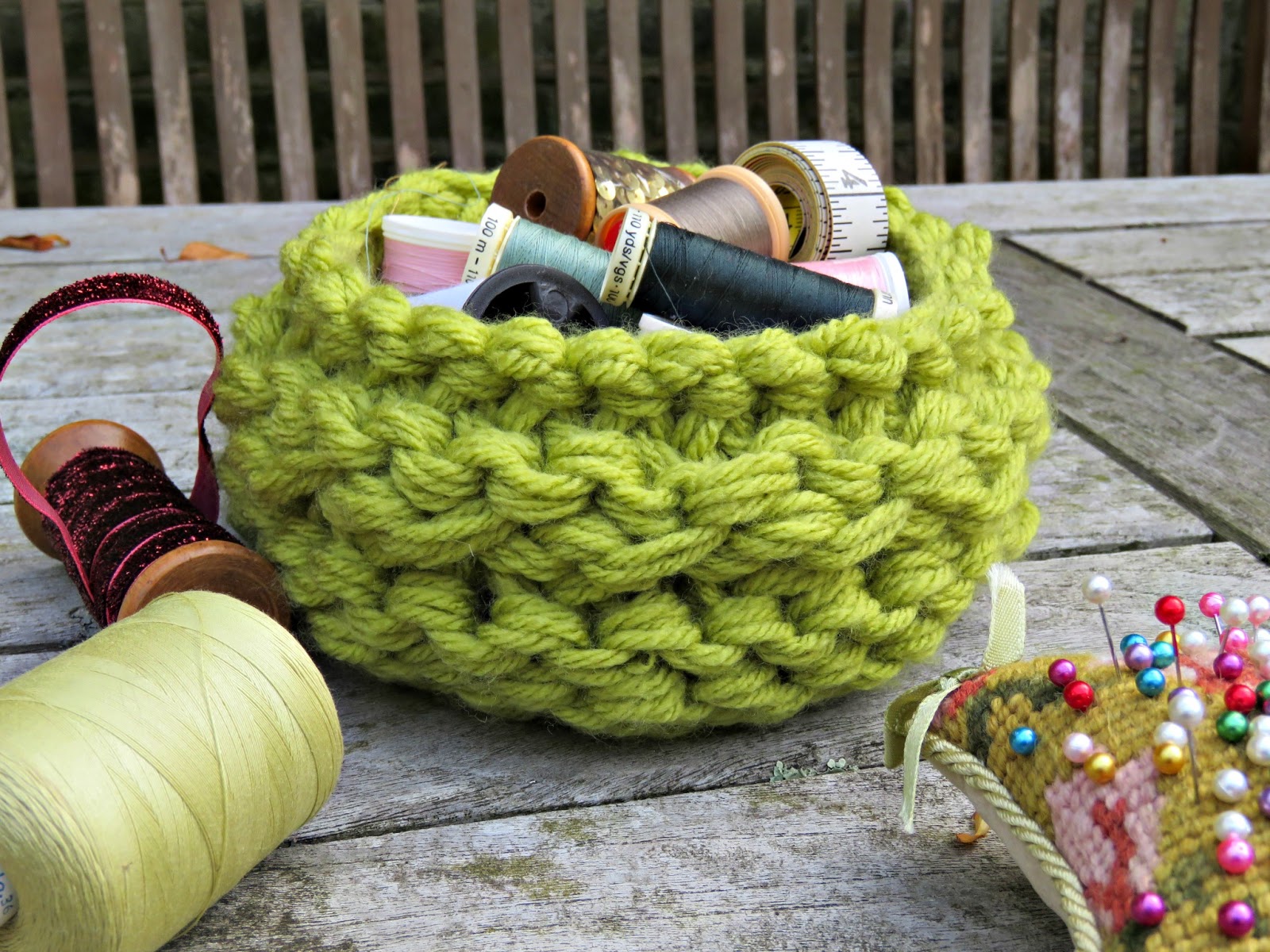 just saying ...: Stash-busting knitted basket ...