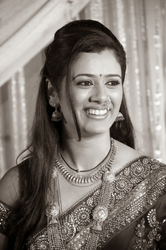 Marathi Film Actress Girija Oak Photos | Wallpapers | Images ...