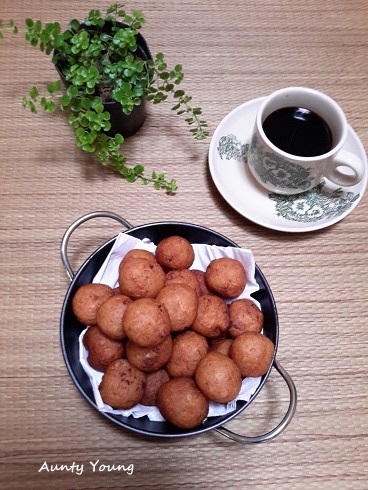Aunty Young（安迪漾）: 炸木薯球 (Fried Tapioca/Cassava Balls )