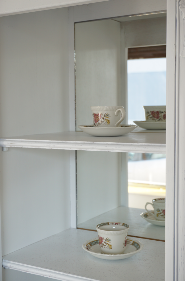 Modern Antyki: [2998] Biała biblioteczka ludwikowska na lwich łapach