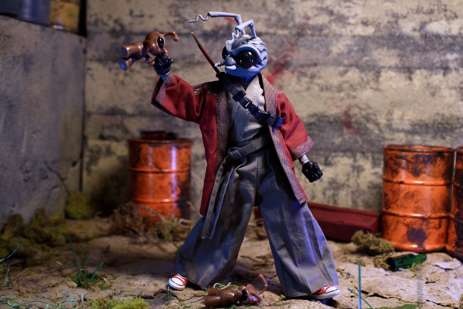 CobraShadowJoes: Mezco Toyz Exclusive Lone Roach and Grub Figure Review