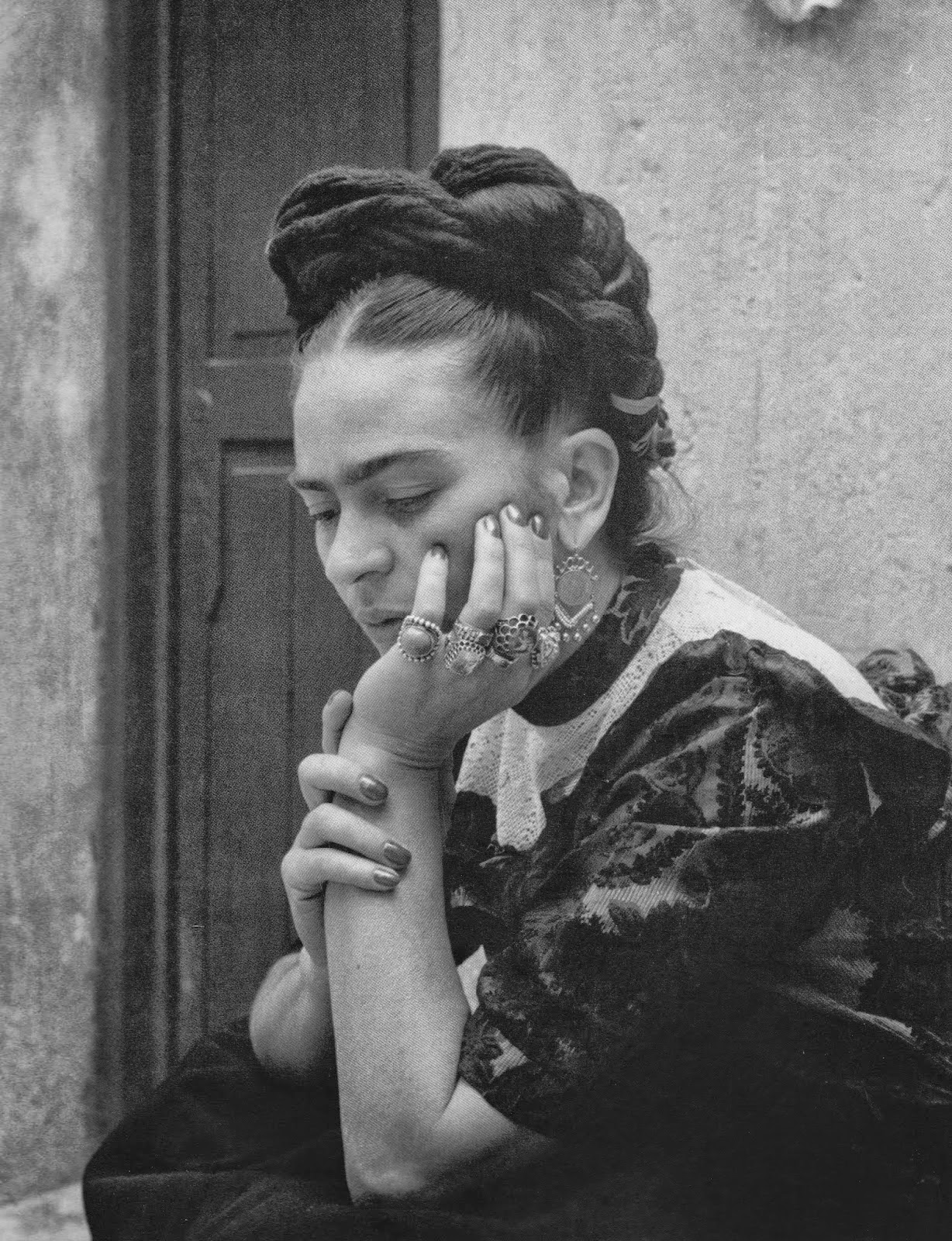 40 Fascinating Black and White Portraits of Frida Kahlo From Between ...