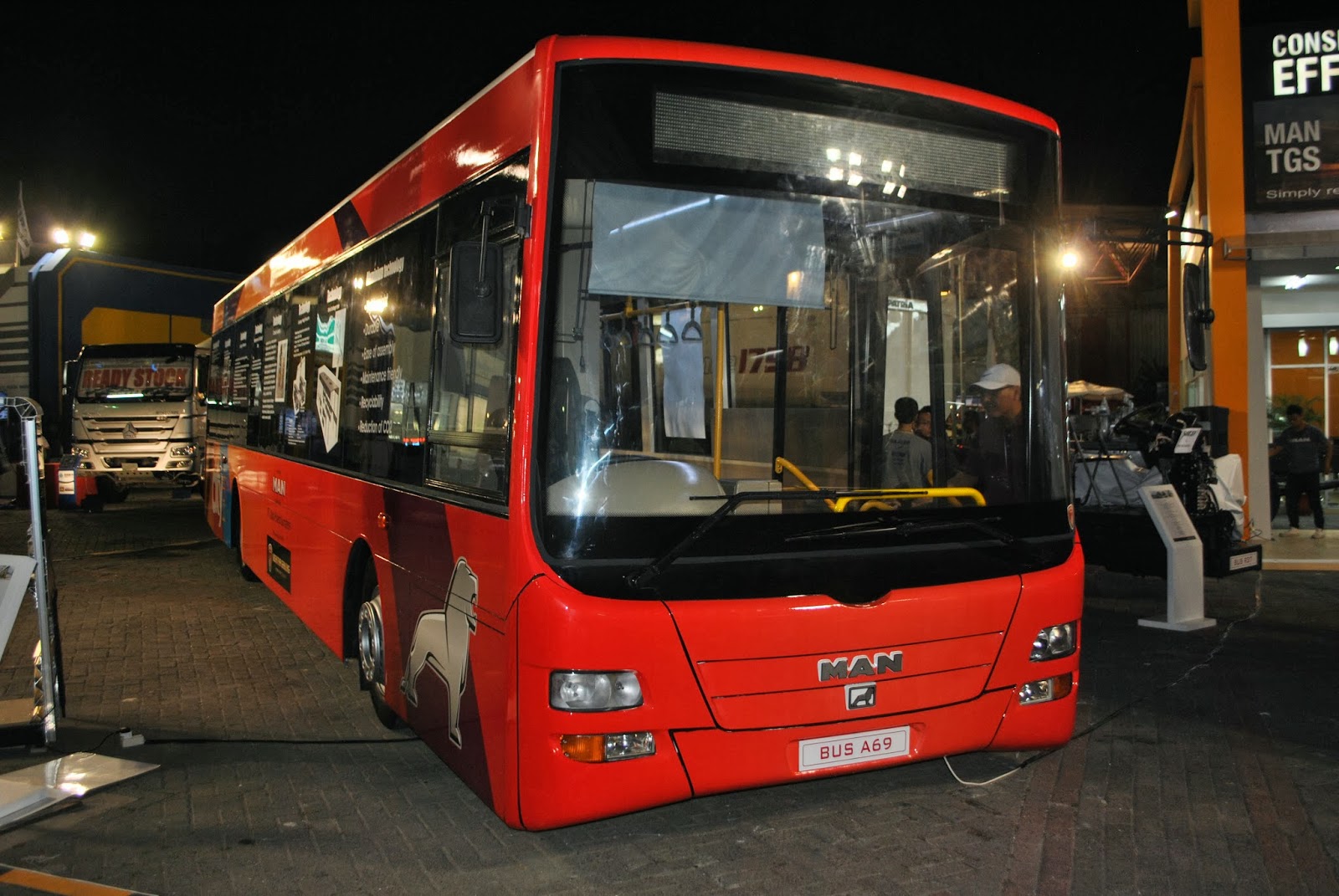 Pelukis Malam: bus di IIMS 2013