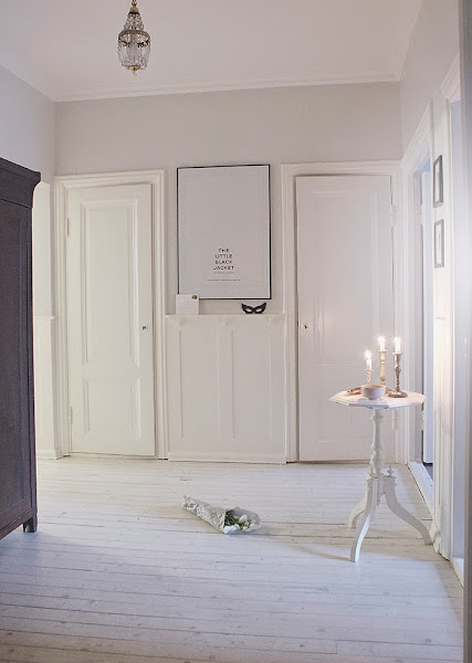 UN HALL DE BLANCO INMACULADO | Decoración