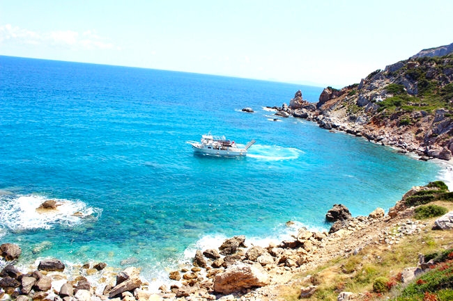 Trip around Skiathos: Kastro beach | GLAM FAB HAPPY