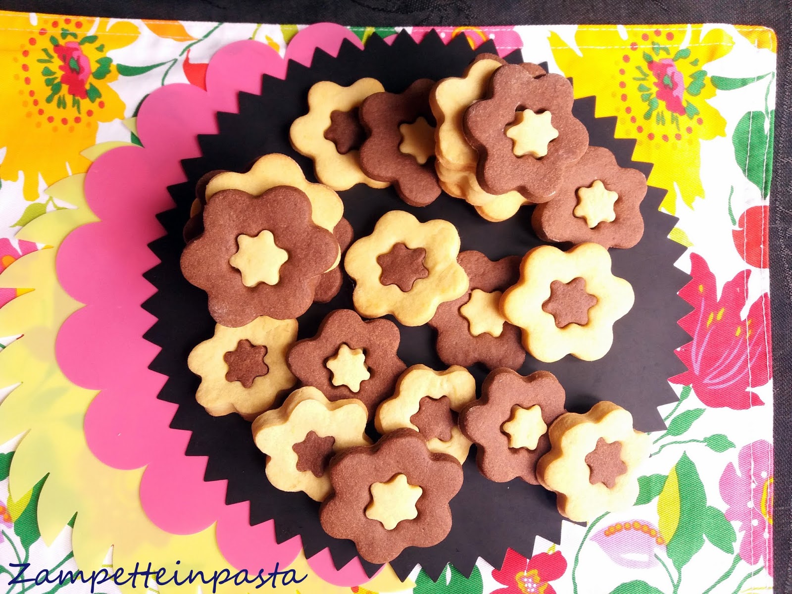 BISCOTTI BICOLORI A FORMA DI FIORE | ZAMPETTE IN PASTA