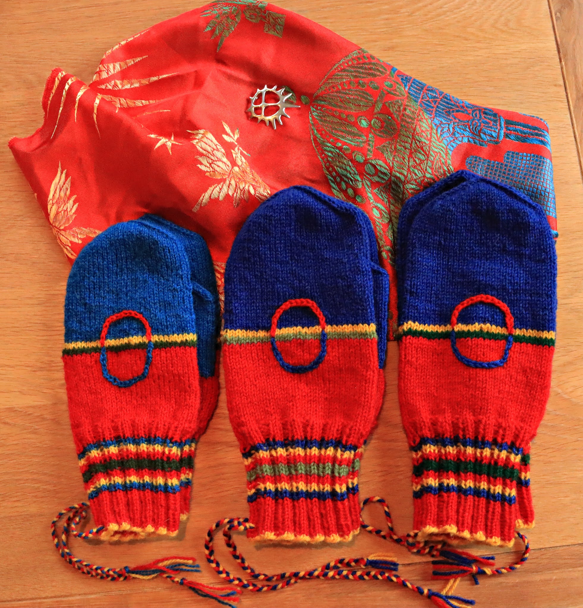 solsikkestrikk: Votter ala Samisk flagg