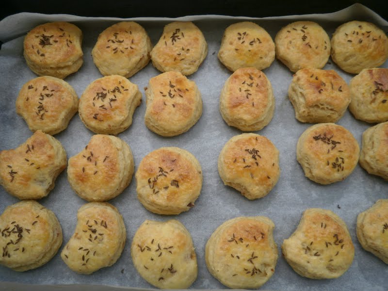 Myra's kitchen: Pogacele cu jumari